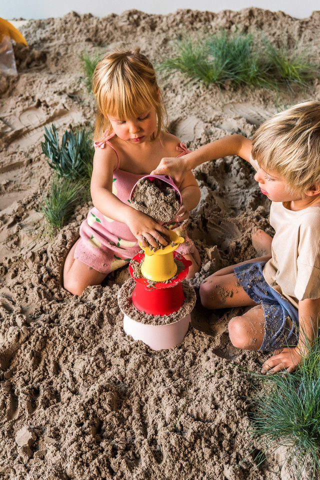 Quut Sandcastle Builder Alto - Cherry / Banana Pink | Beach & Sand ...